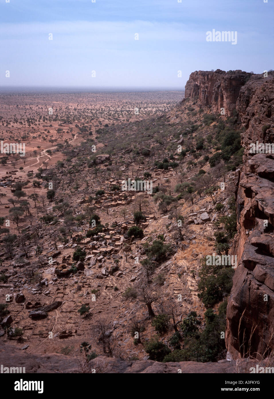 Steep rocky cliffs of the Bandiagara Escarpment in southern Mali Stock ...