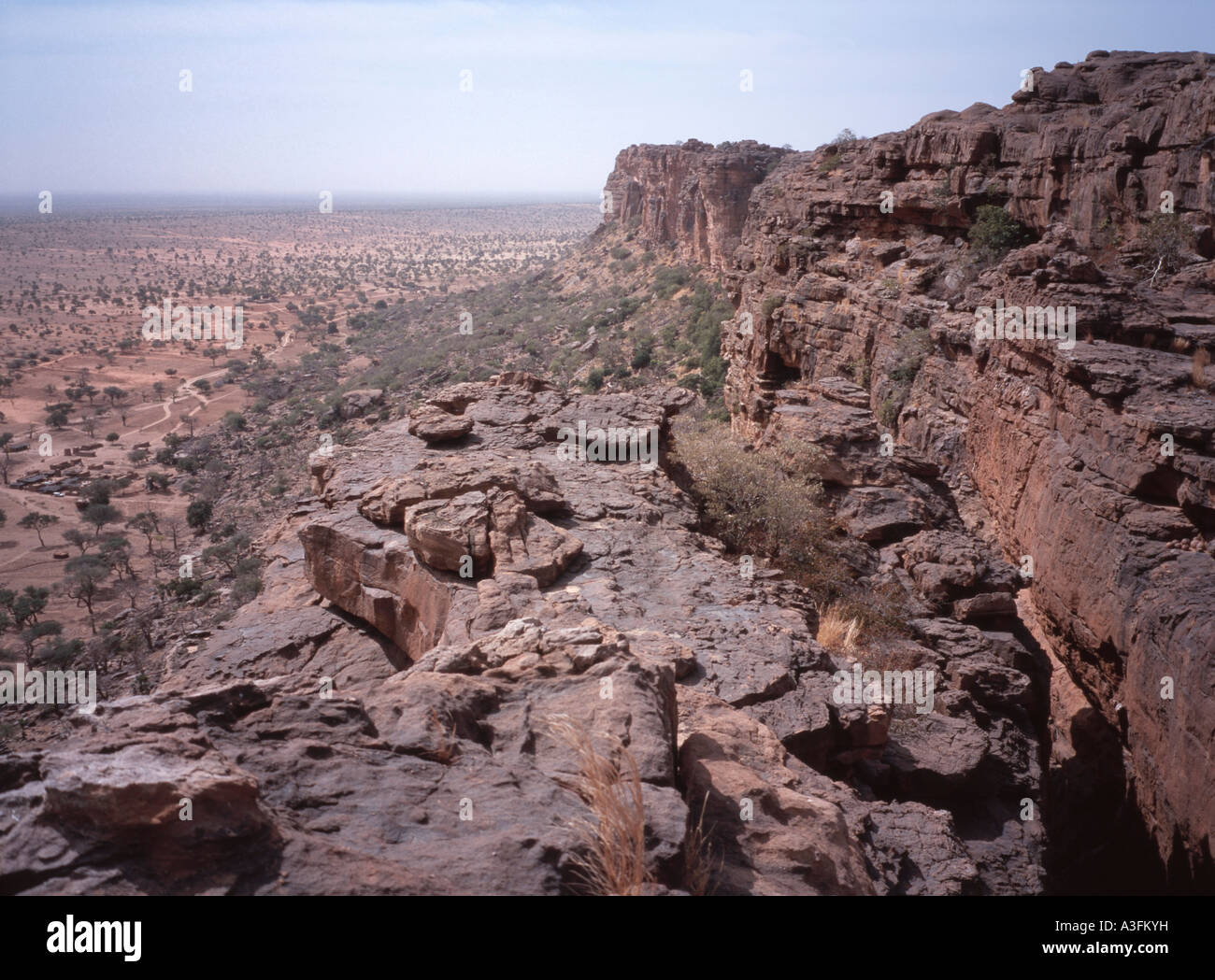 Steep rocky cliffs of the Bandiagara Escarpment in southern Mali Stock ...