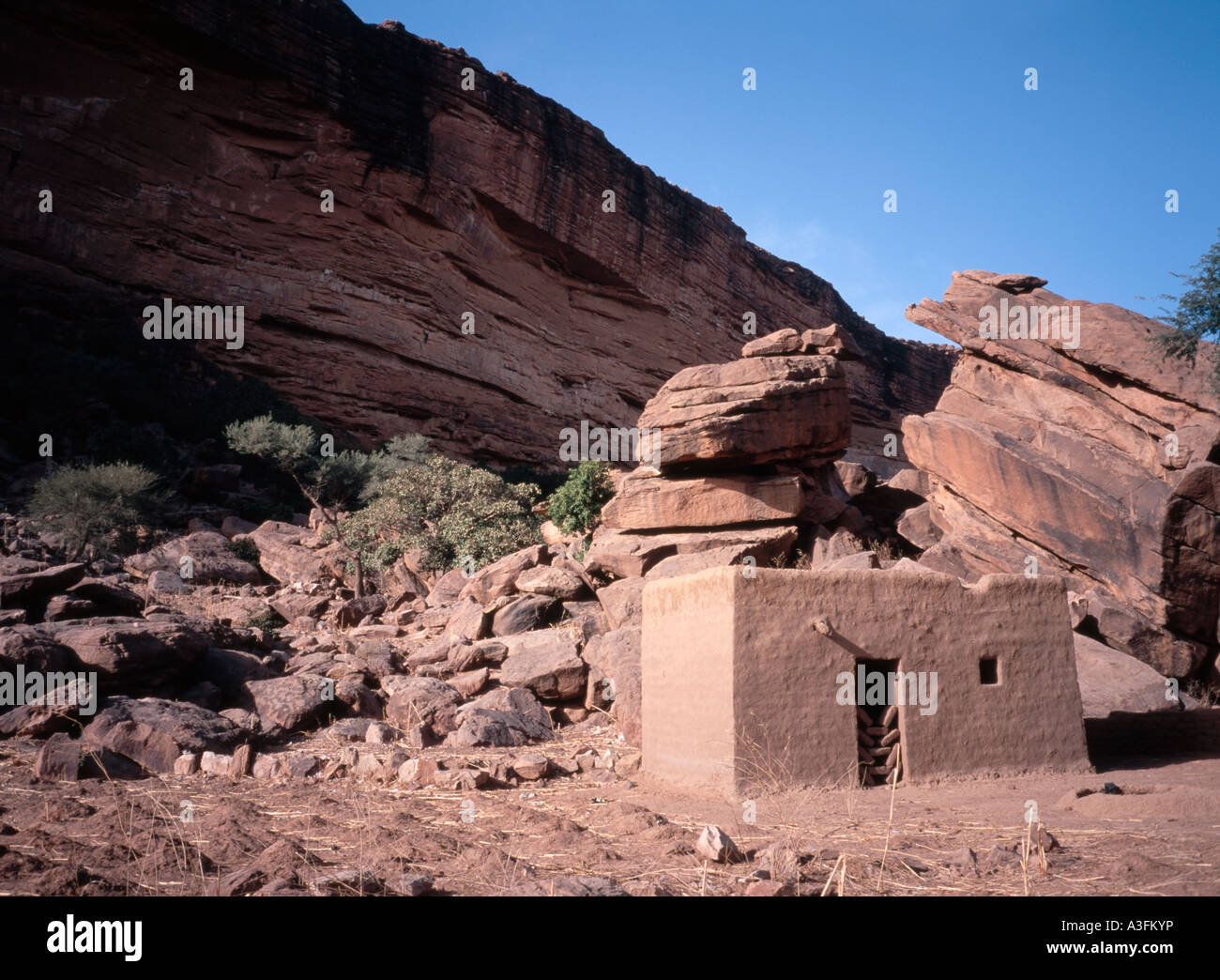 Steep rocky cliffs of the Bandiagara Escarpment in southern Mali Stock ...