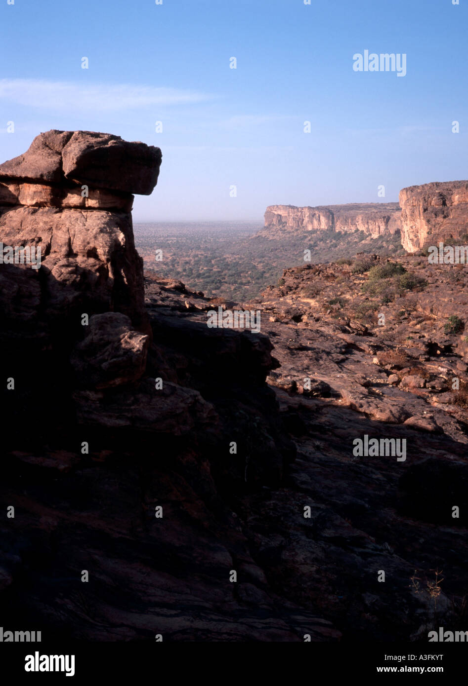 Steep rocky cliffs of the Bandiagara Escarpment in southern Mali Stock ...