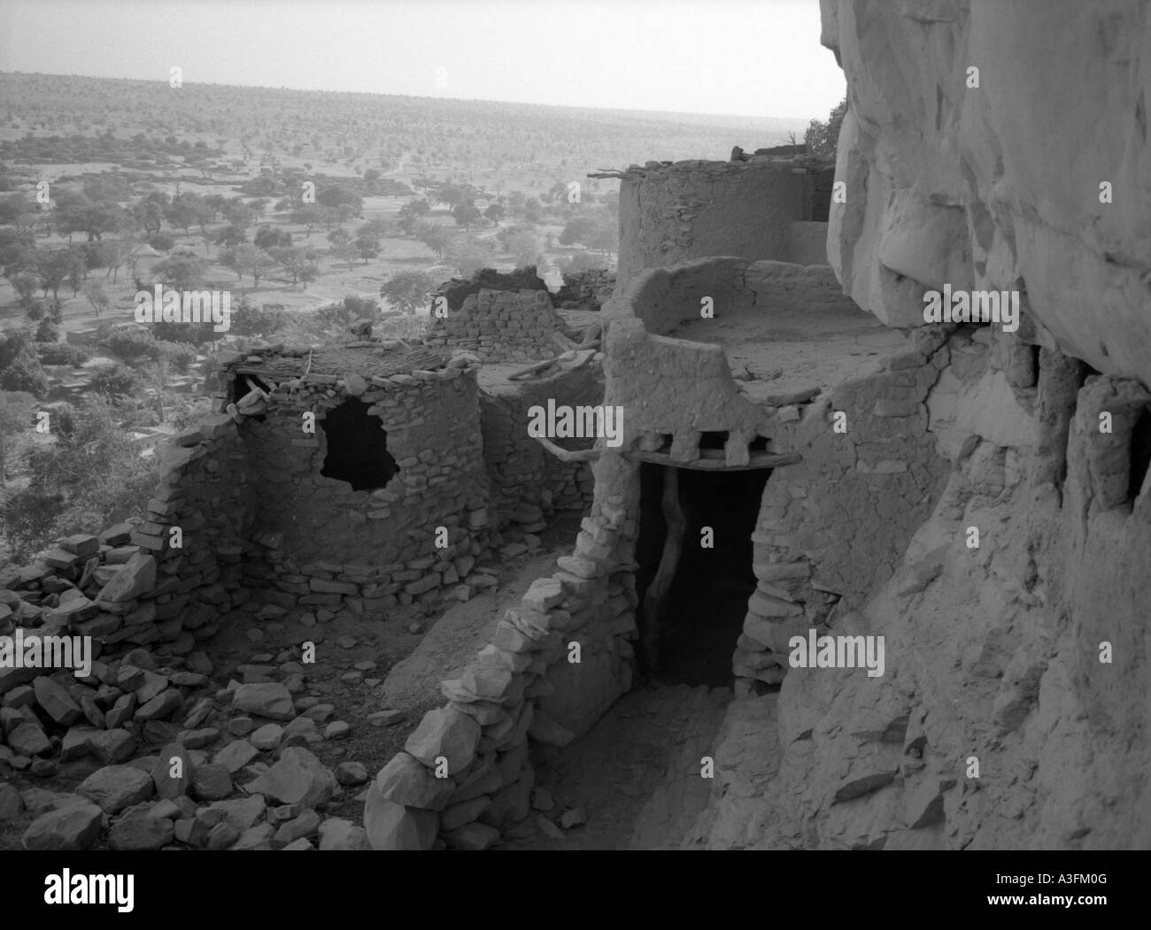 Ancient mud-built buildings line the Bandiagara Escarpment, Mali Stock ...