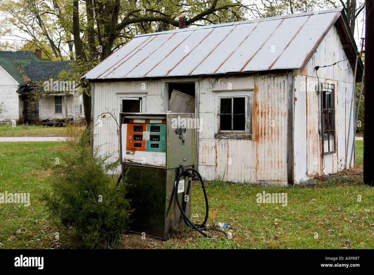 Santa Fe Missouri MO USA An abandoned gas station Santa Fe Stock Photo ...