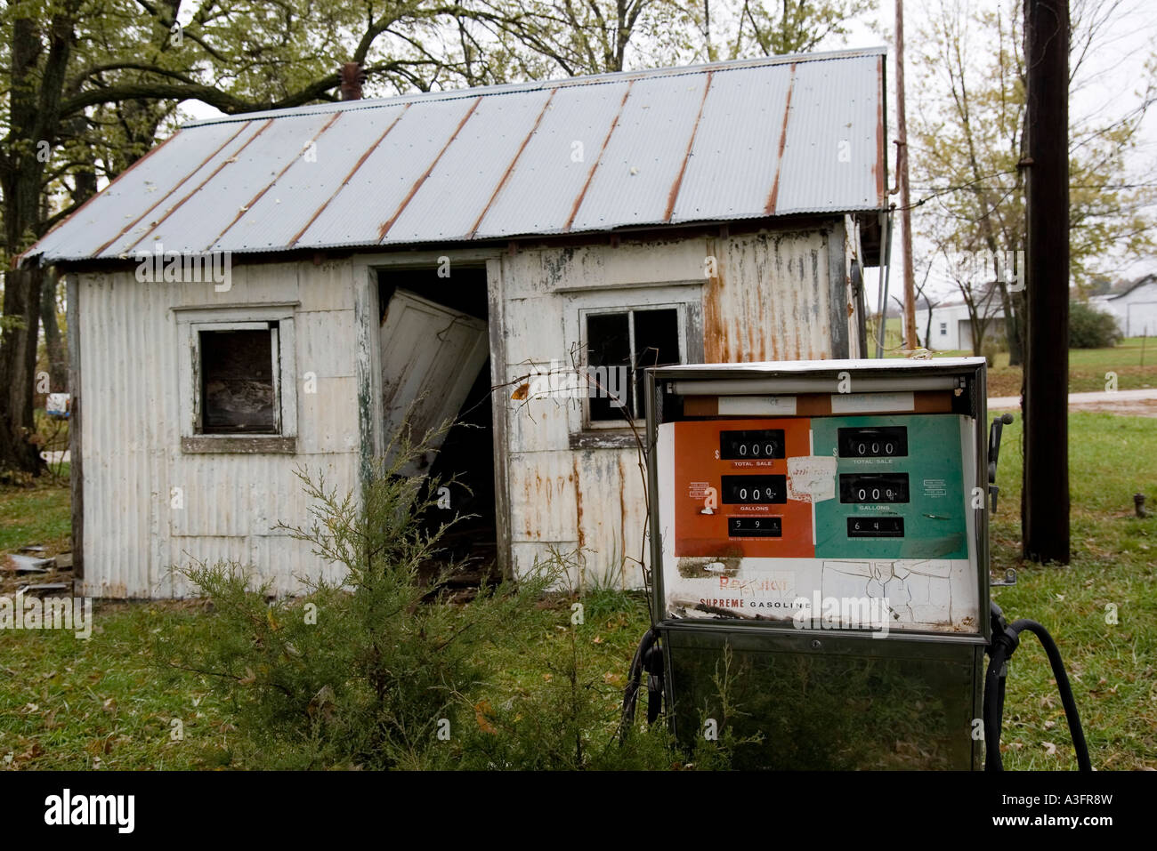 Santa Fe Missouri MO USA An abandoned gas station Santa Fe Stock Photo ...