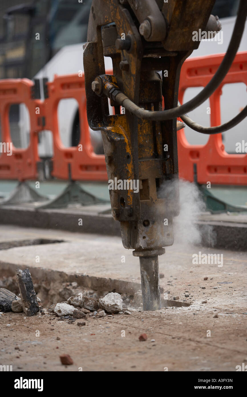 Jcb digger digging hole hi-res stock photography and images - Alamy