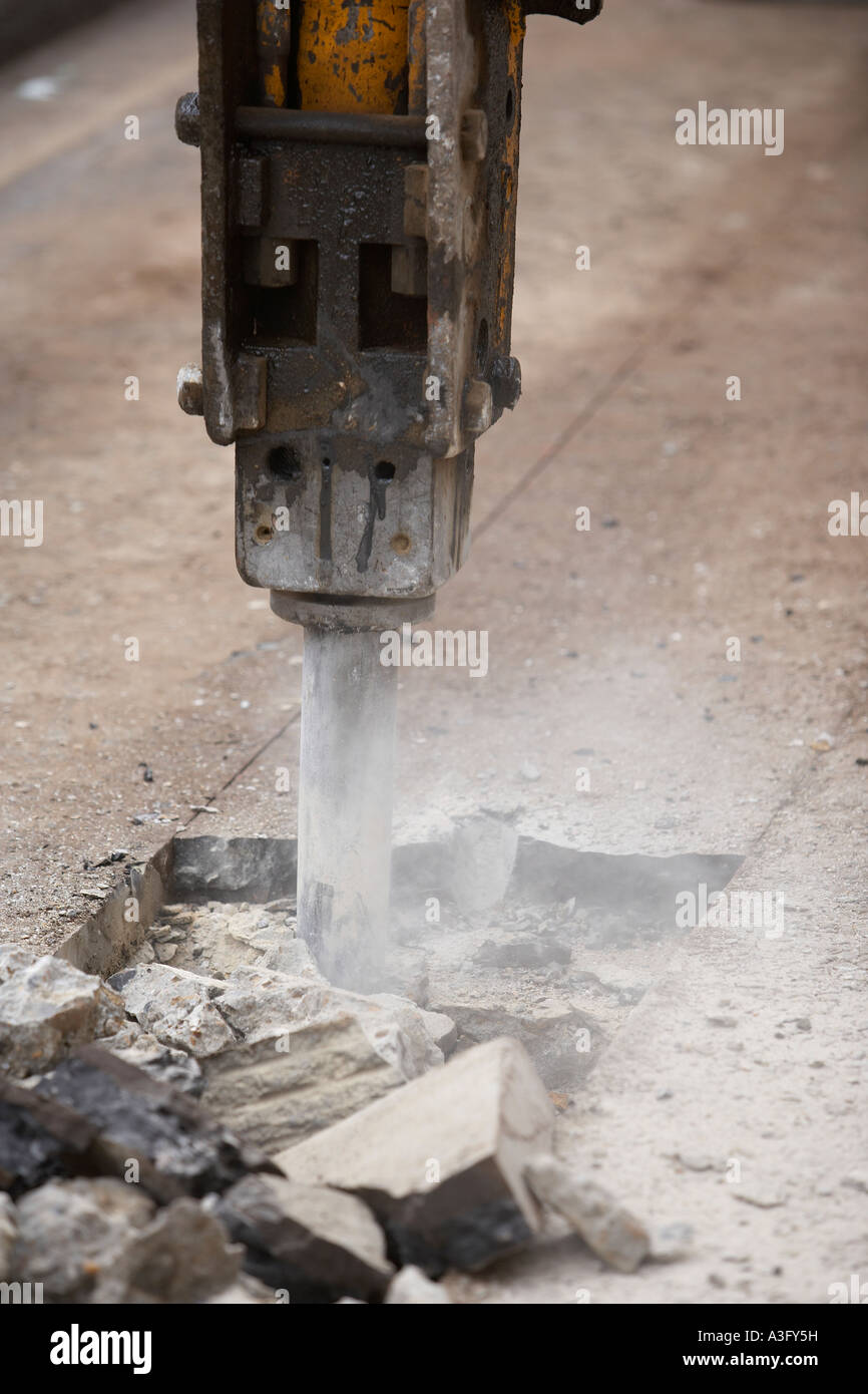 Jcb digger digging hole hi-res stock photography and images - Alamy