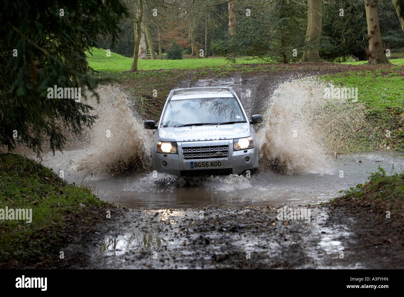 Splashing land rover hi-res stock photography and images - Alamy