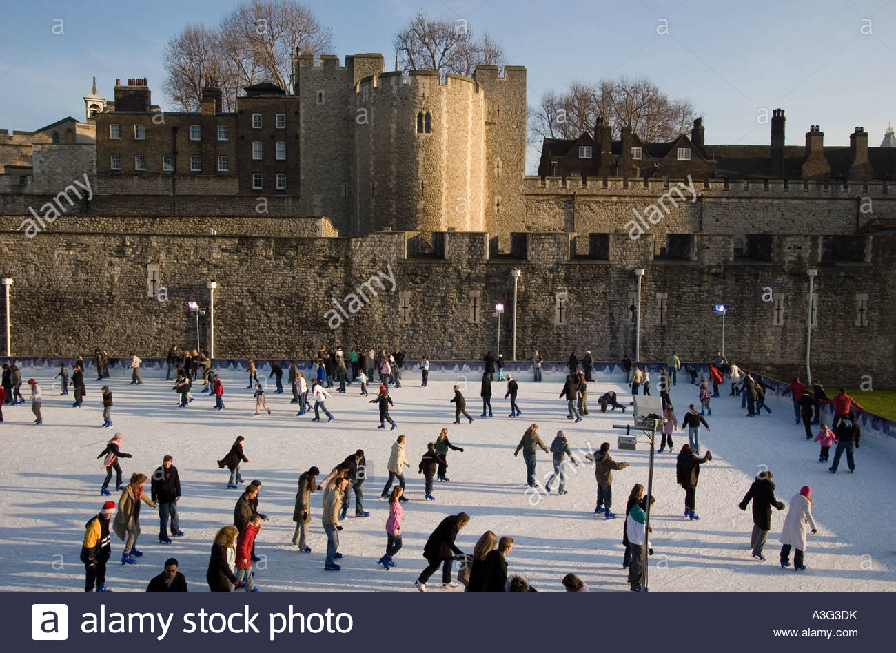 Tower Of London Moat Stock Photos & Tower Of London Moat Stock Images ...