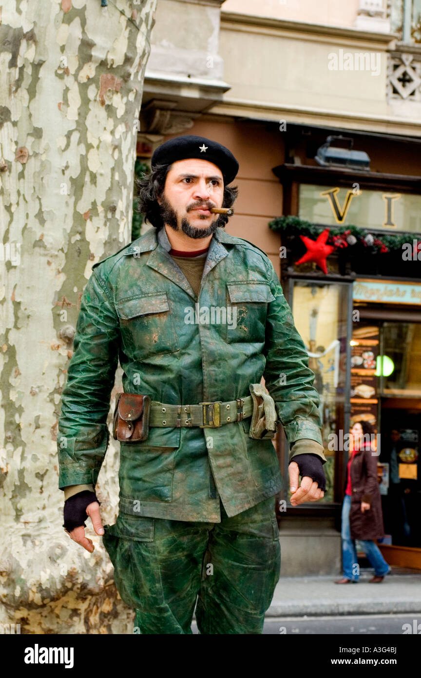 Barcelona Che Guevera revolutionary human statue Stock Photo - Alamy