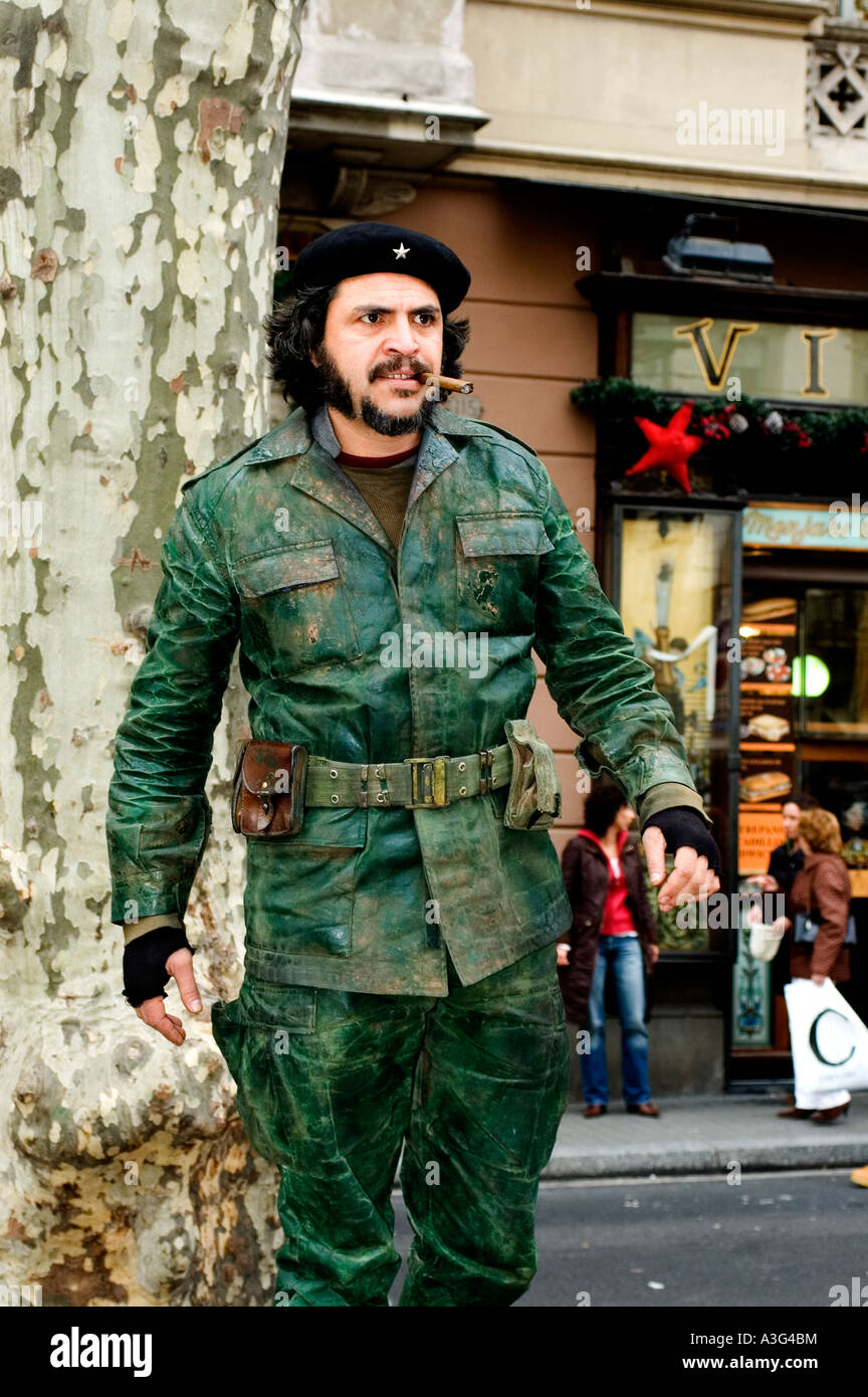 Barcelona Che Guevera revolutionary human statue Stock Photo - Alamy
