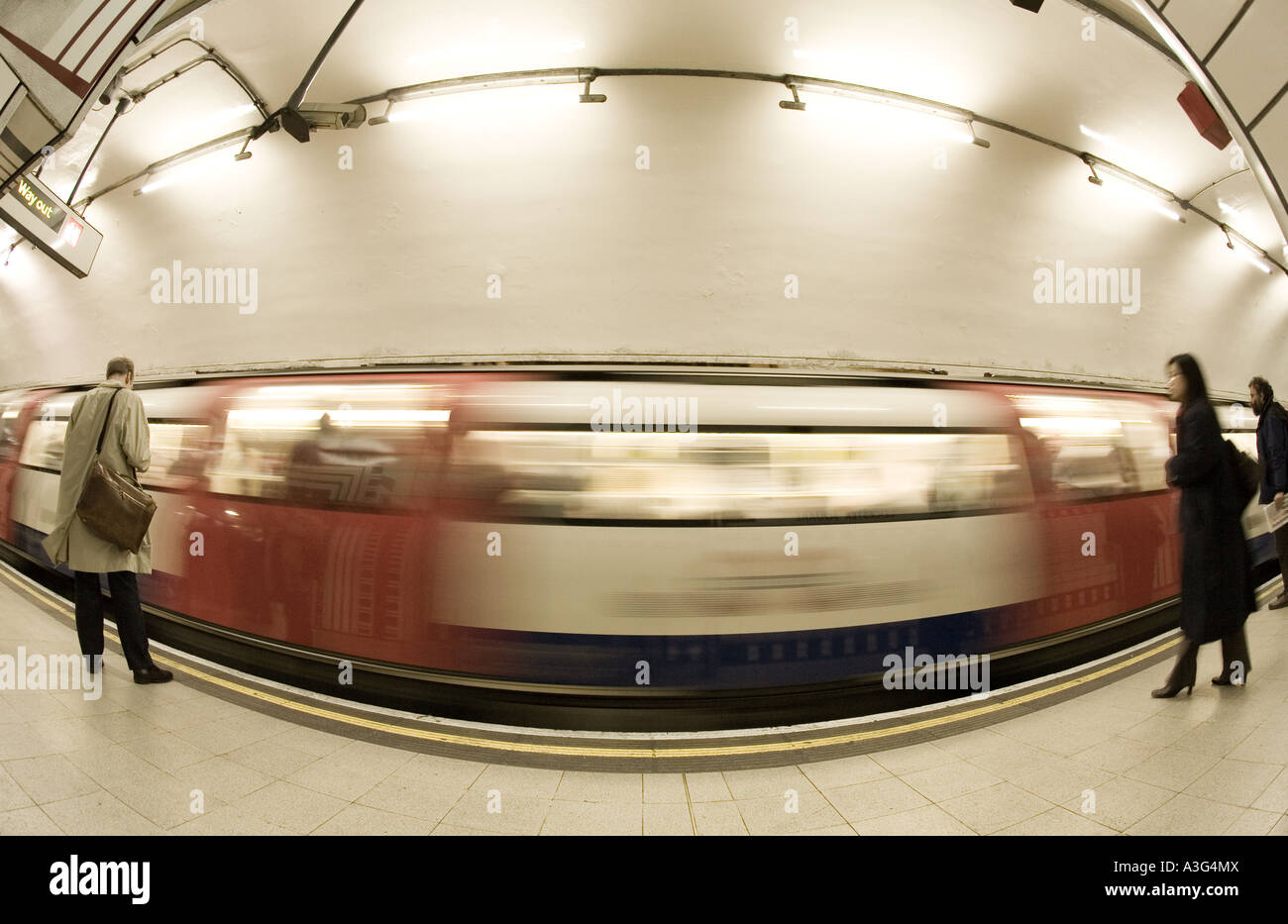 london underground train at waterloo underground station Stock Photo ...