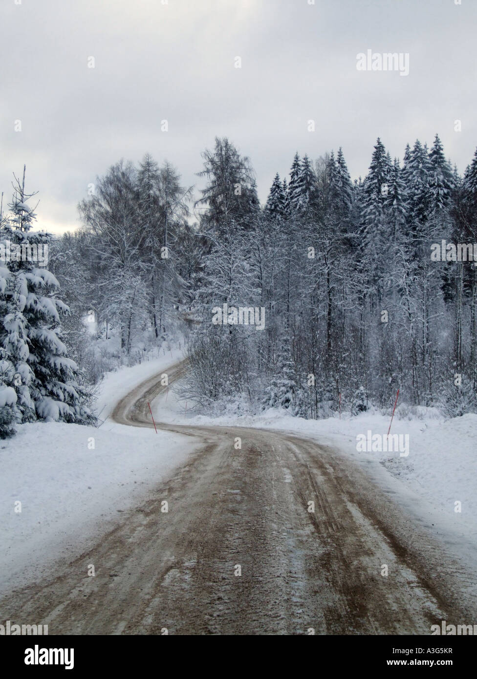 Gritted road surface hi-res stock photography and images - Alamy