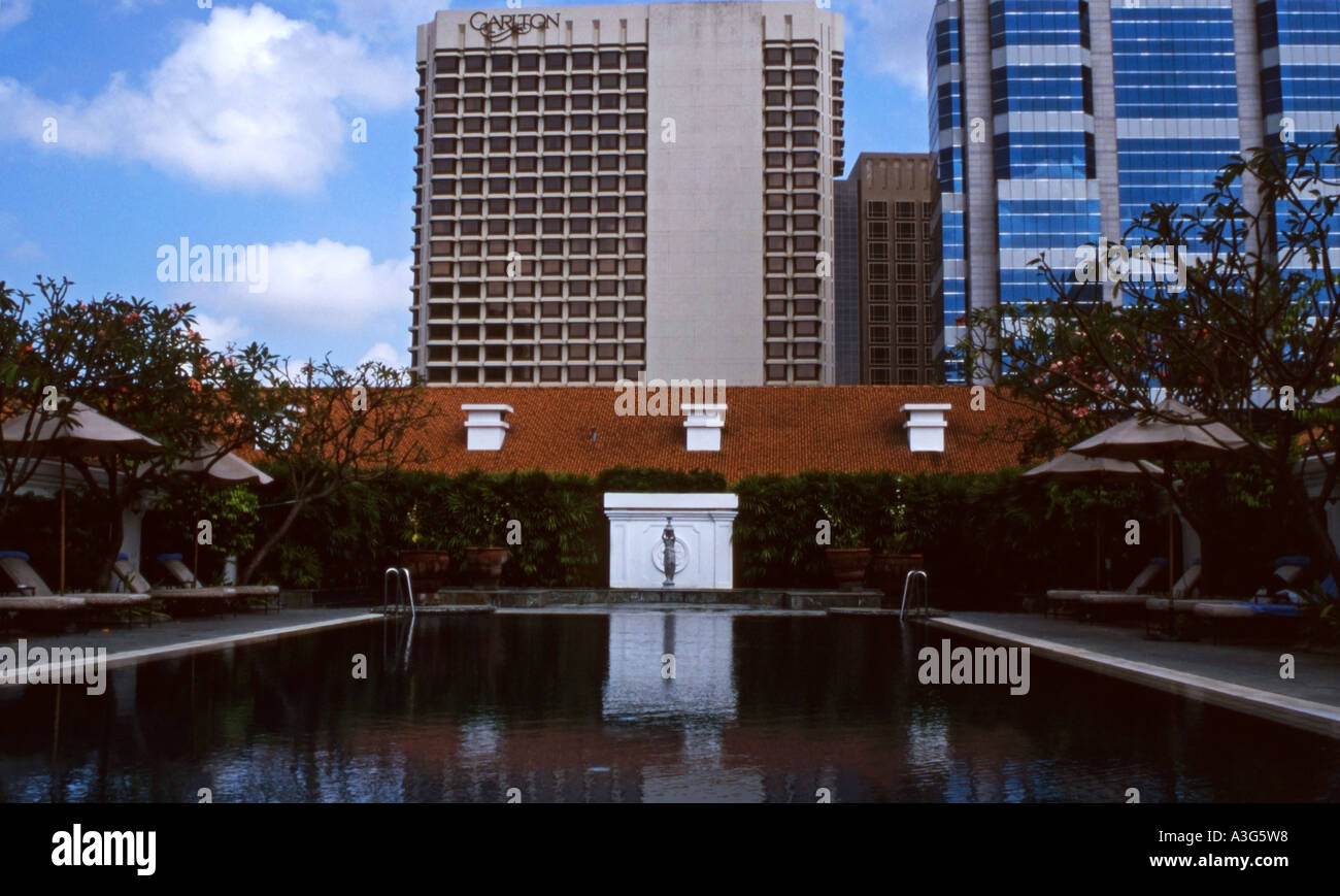 The roof top pool at Raffles Hotel, Singapore Stock Photo - Alamy