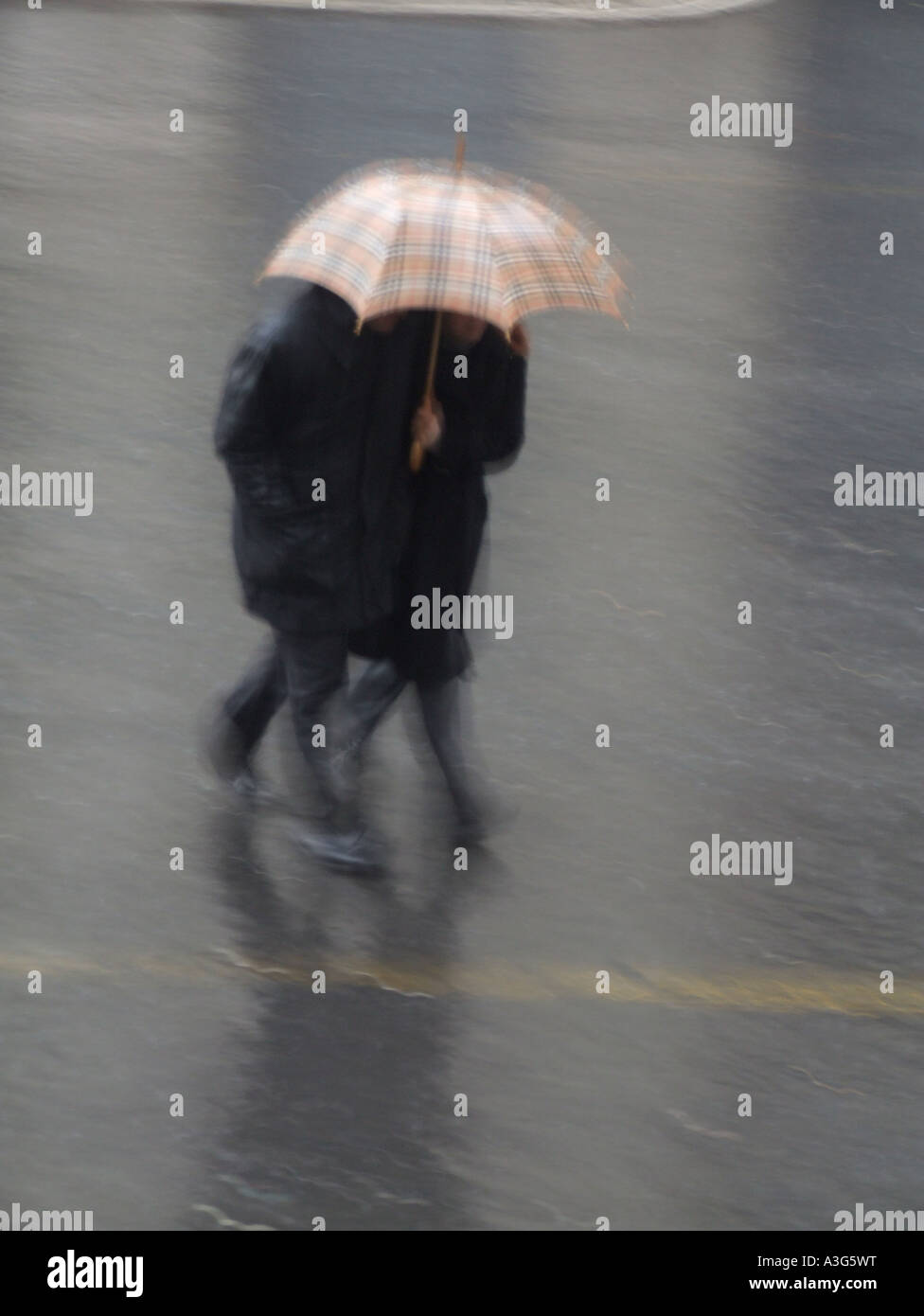 two people sharing one umbrella in heavy rain Stock Photo - Alamy