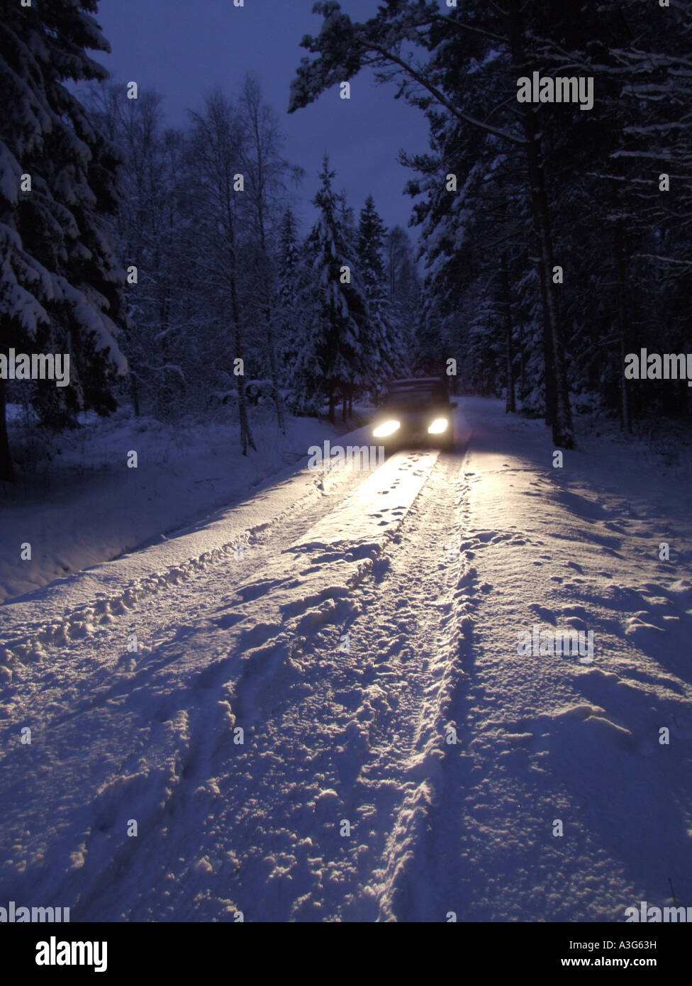 Driving car through snow drivers hi-res stock photography and images ...