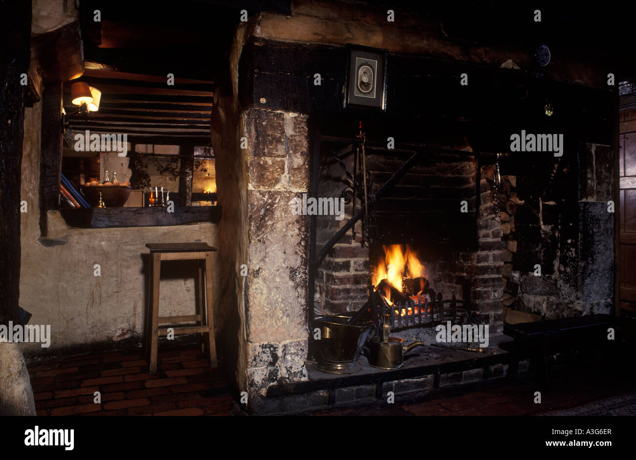 Log fire old pub uk hi-res stock photography and images - Alamy