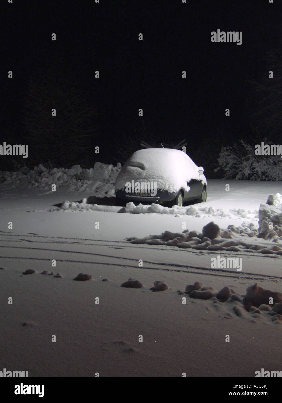 snow bound car at night Stock Photo - Alamy