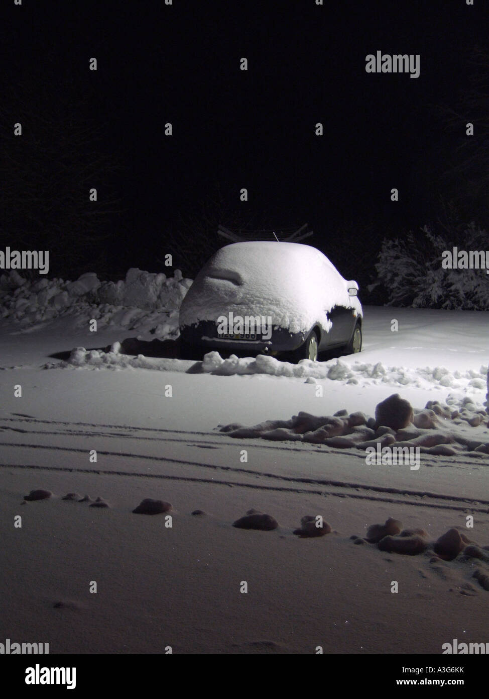snow bound car at night Stock Photo - Alamy