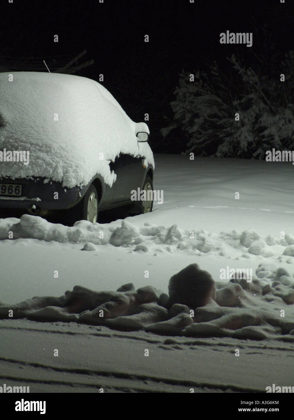 snow bound car at night Stock Photo - Alamy