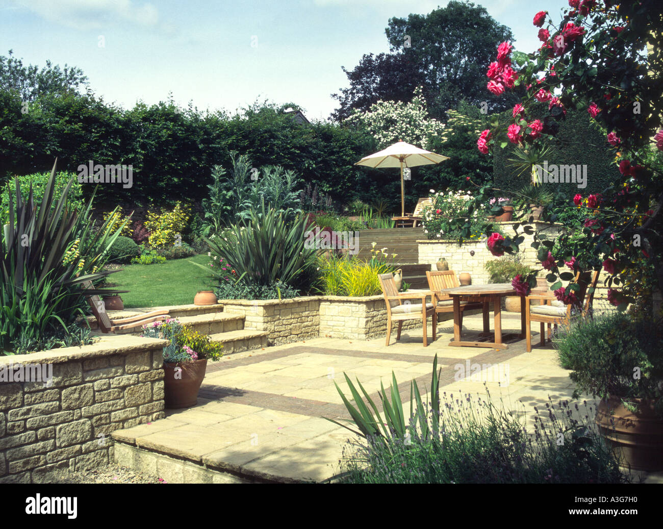 Table feature hi-res stock photography and images - Alamy