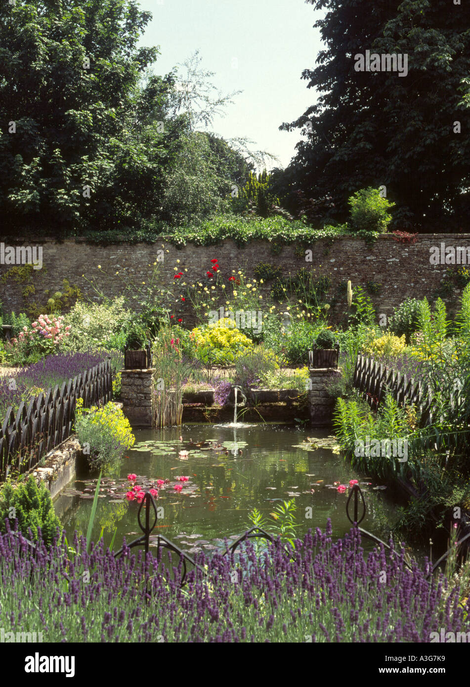 Formal garden pond Stock Photo - Alamy