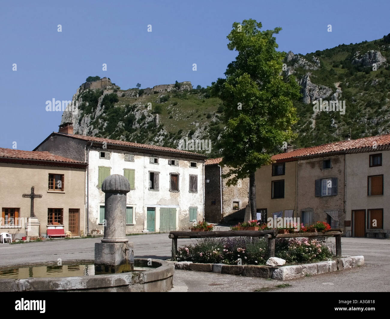 france midi pyrenees ariege cather castles chateau de roquefixade ...