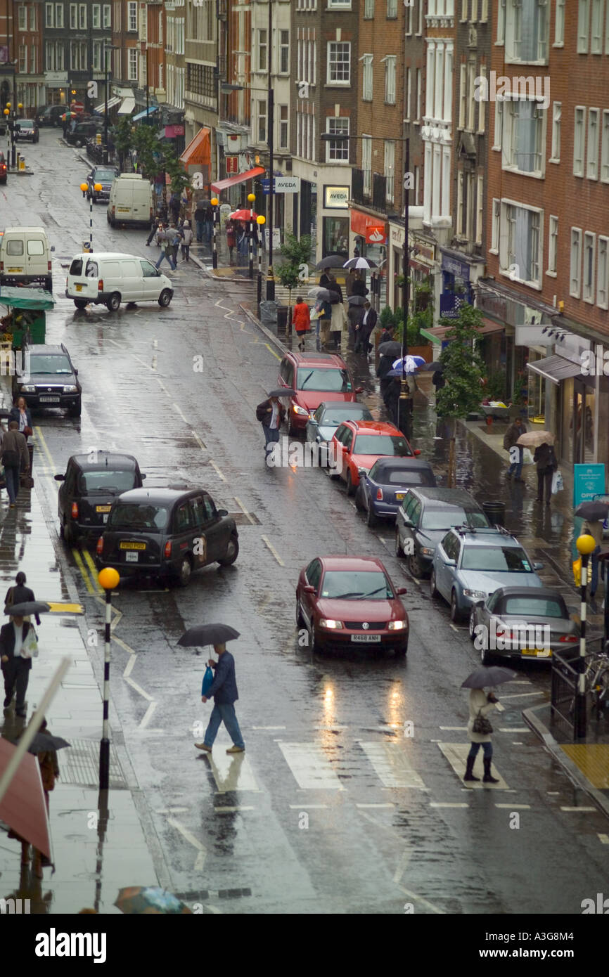 London high street rain hi-res stock photography and images - Alamy