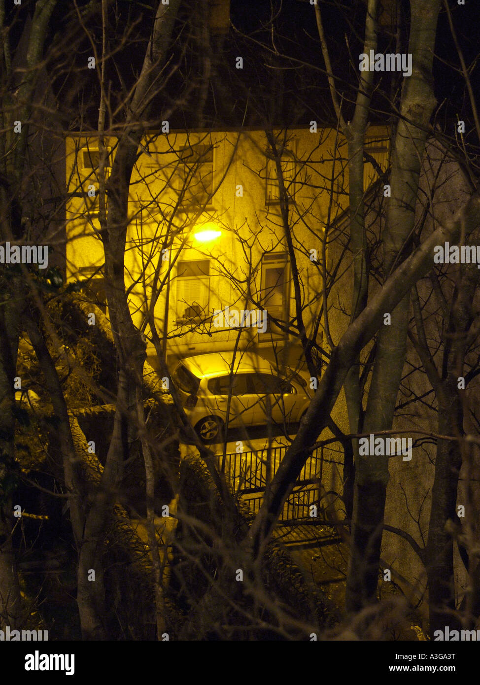 car parked outside home at night Stock Photo - Alamy