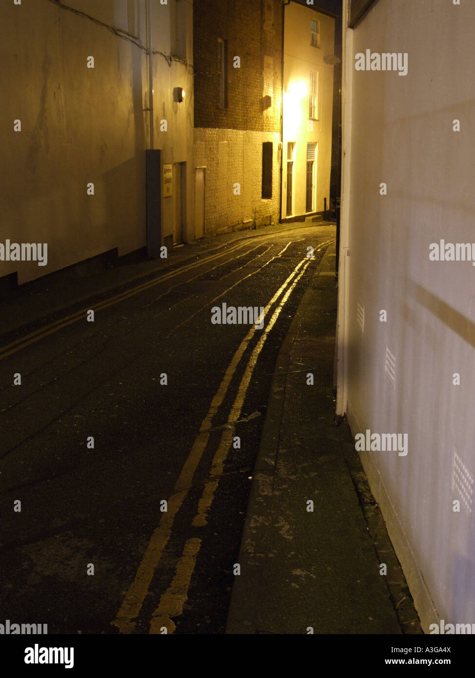 empty street at night Stock Photo - Alamy