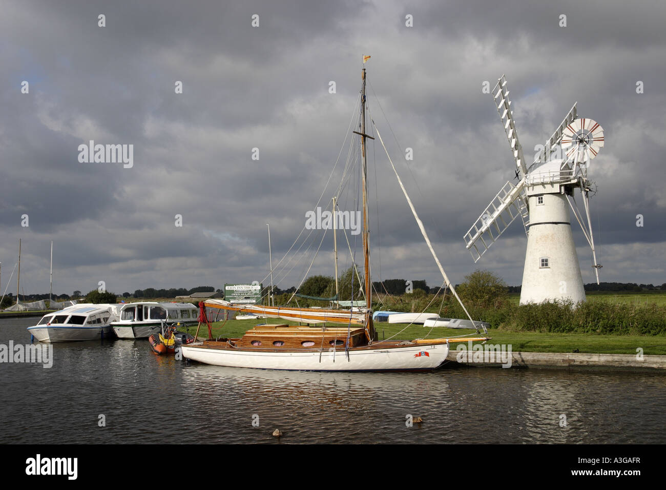 Thurne Dyke windmill on the River Thurne, Norfolk Broads, Englanda ...