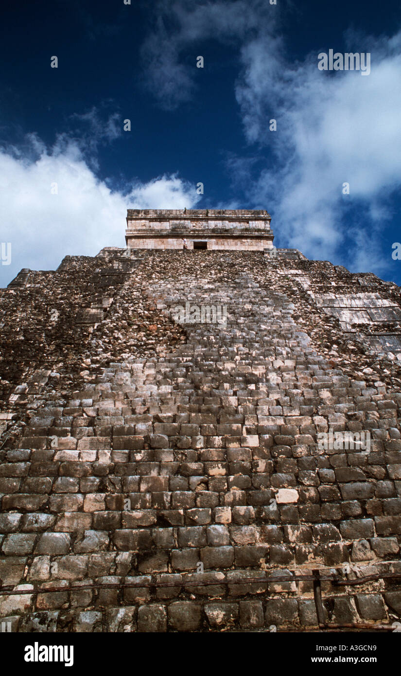 EL CASTILLO PYRAMID CHICHEN ITZA YUCATAN PENINSULA MEXICO Stock Photo ...