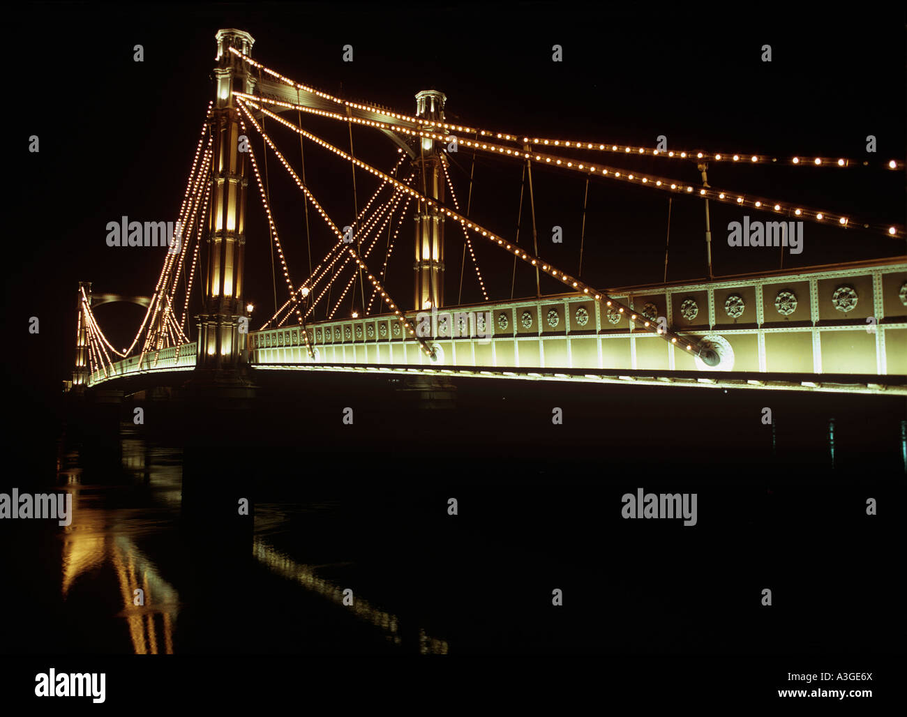 Illuminated Albert Bridge intricate suspension bridge over The River ...