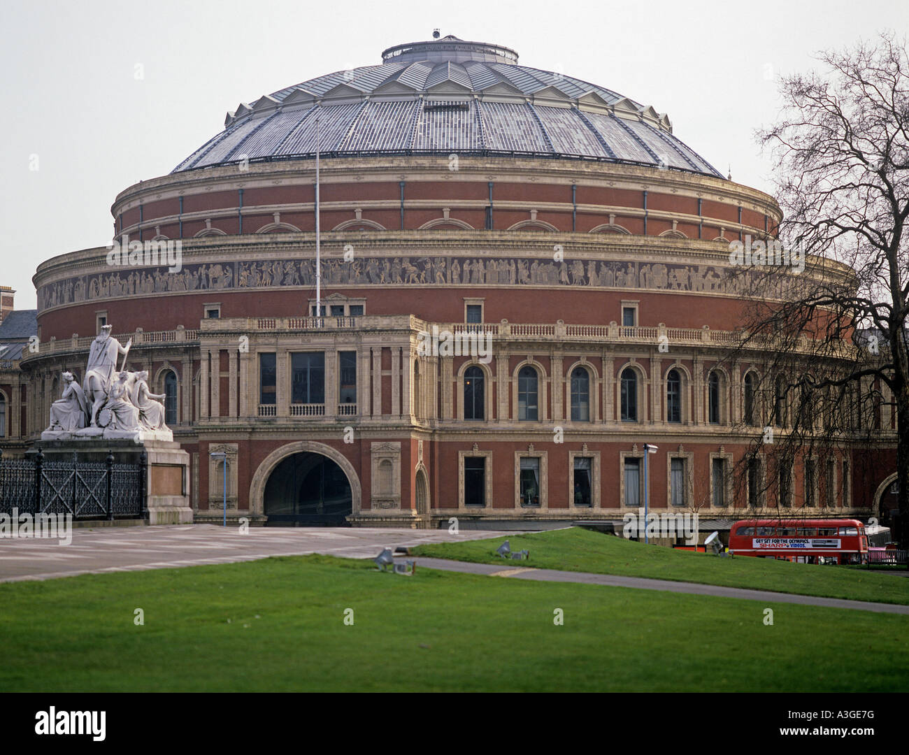 Royal Albert Hall Victorian concert hall seats 8000 the long frieze ...