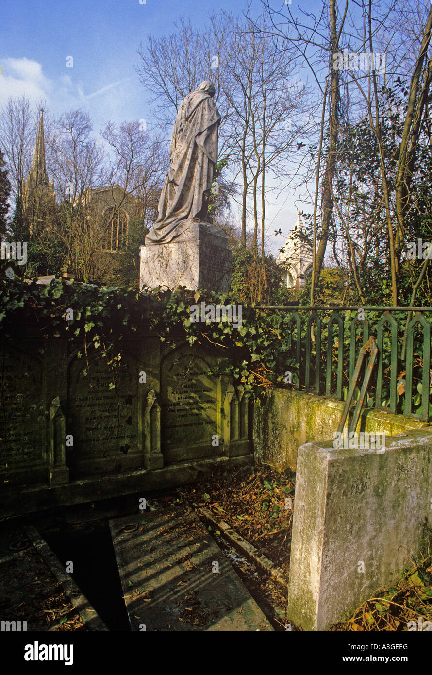 Highgate cemetery vampire hi-res stock photography and images - Alamy