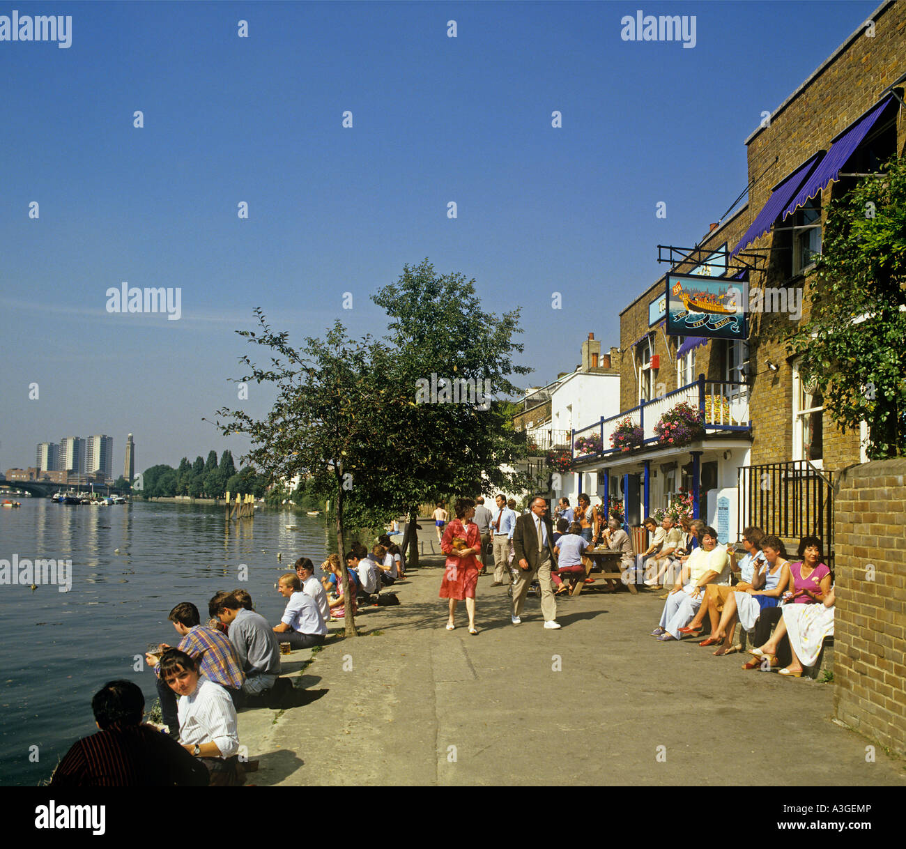 Riverside pub THE CITY BARGE at Strand On The Green Chiswick Stock ...