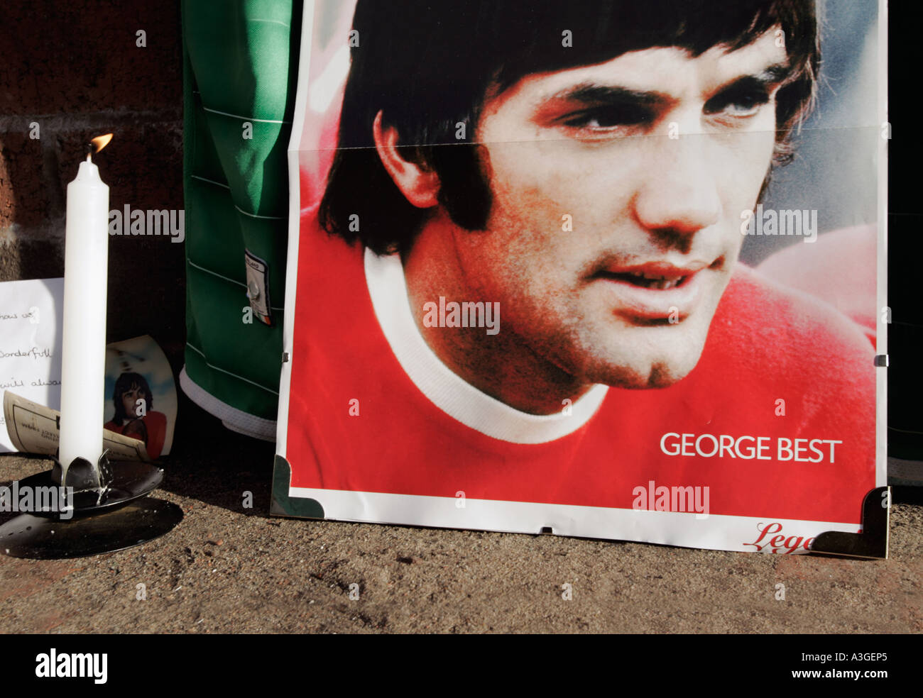 tributes for george best , old trafford , manchester Stock Photo - Alamy