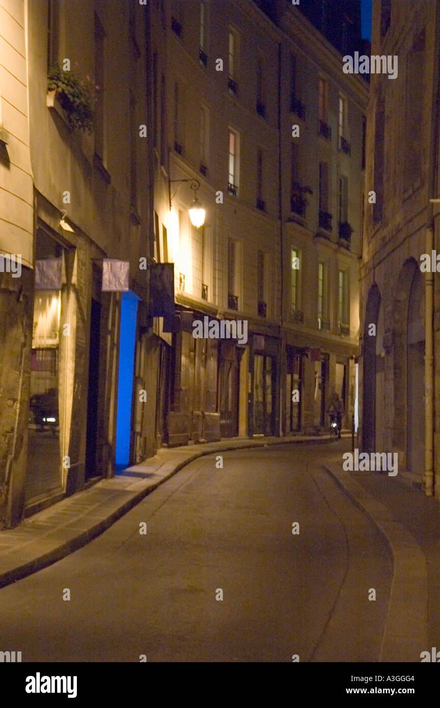 Vespa paris side street hi-res stock photography and images - Alamy