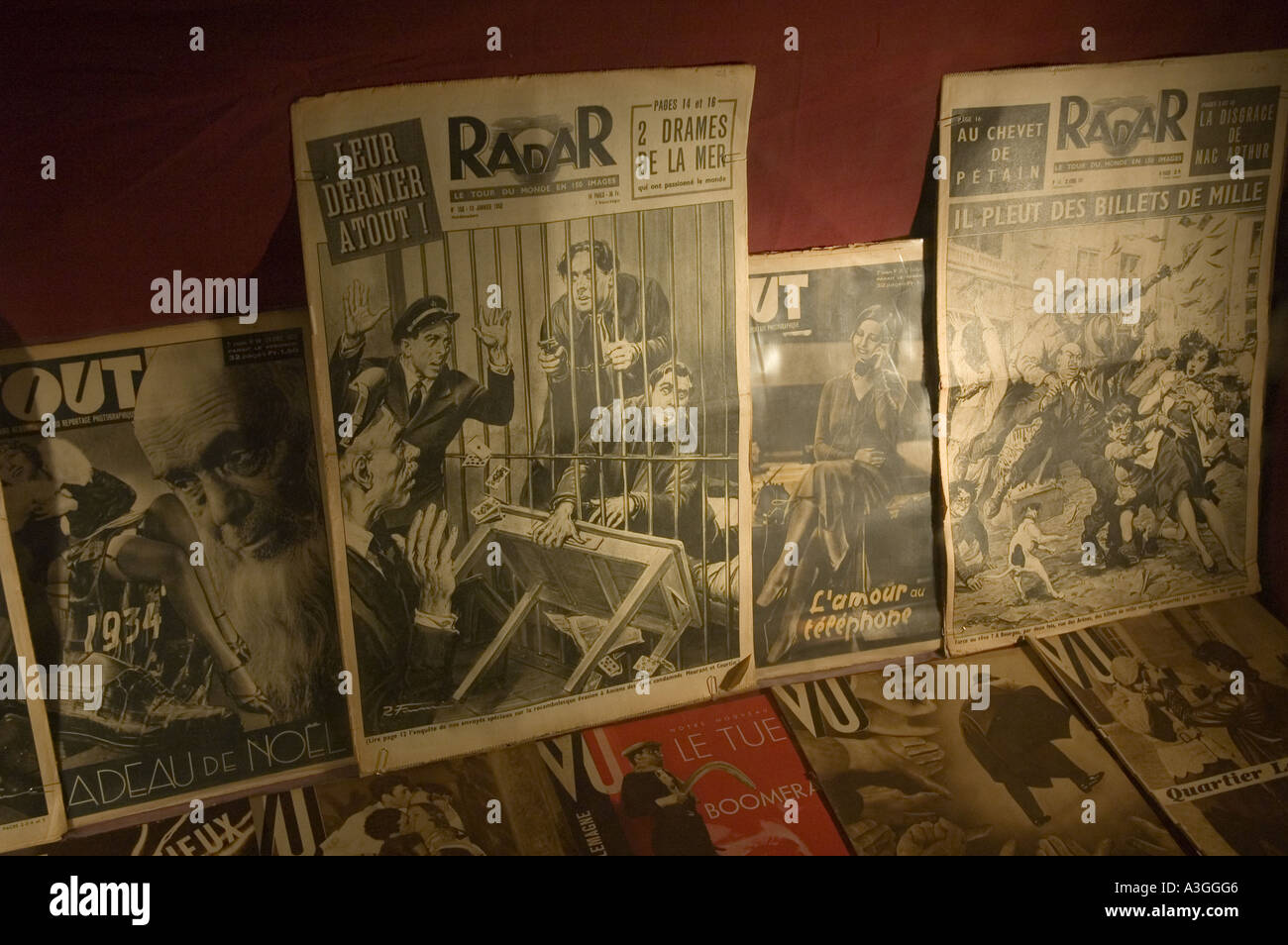looking into an old comic shop in paris france Stock Photo - Alamy