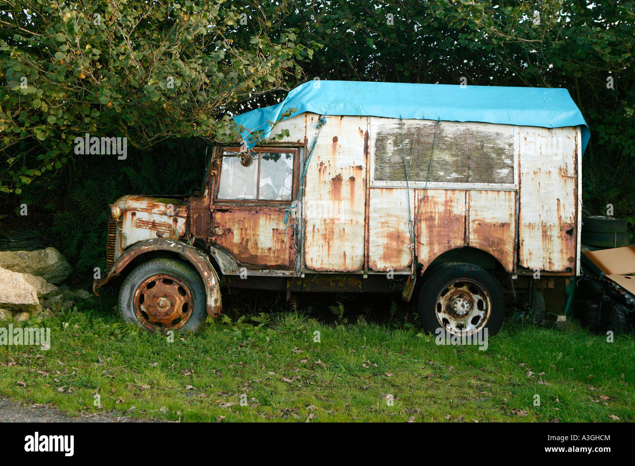 Rusting lorry at the roadside in Cornwall Stock Photo - Alamy