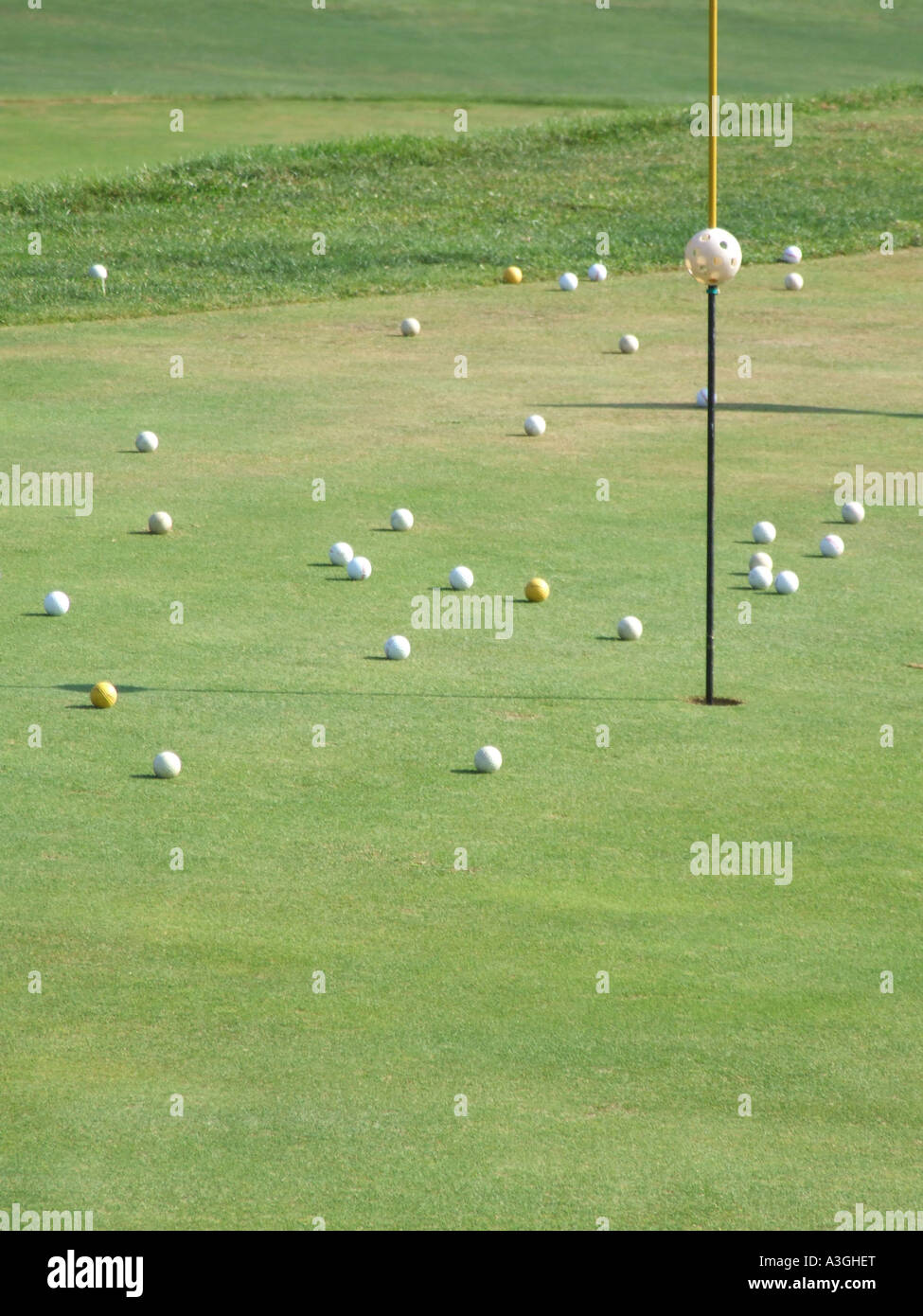 Lots of golf balls hi-res stock photography and images - Alamy