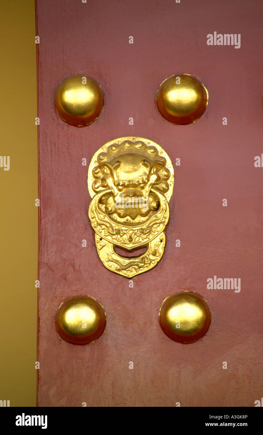 gold door knocker Stock Photo - Alamy