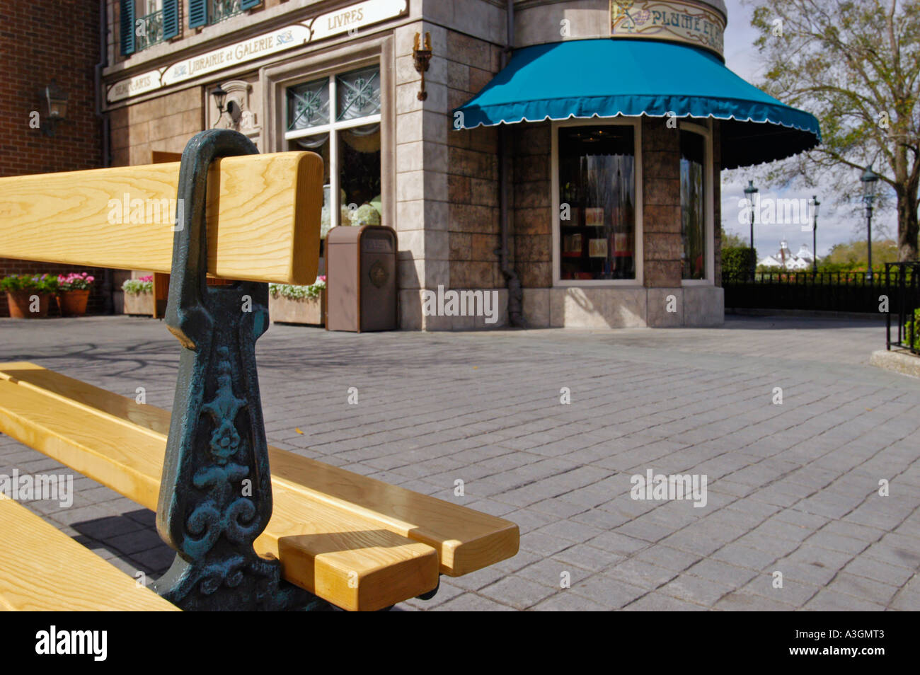 Street scene bench hi-res stock photography and images - Alamy