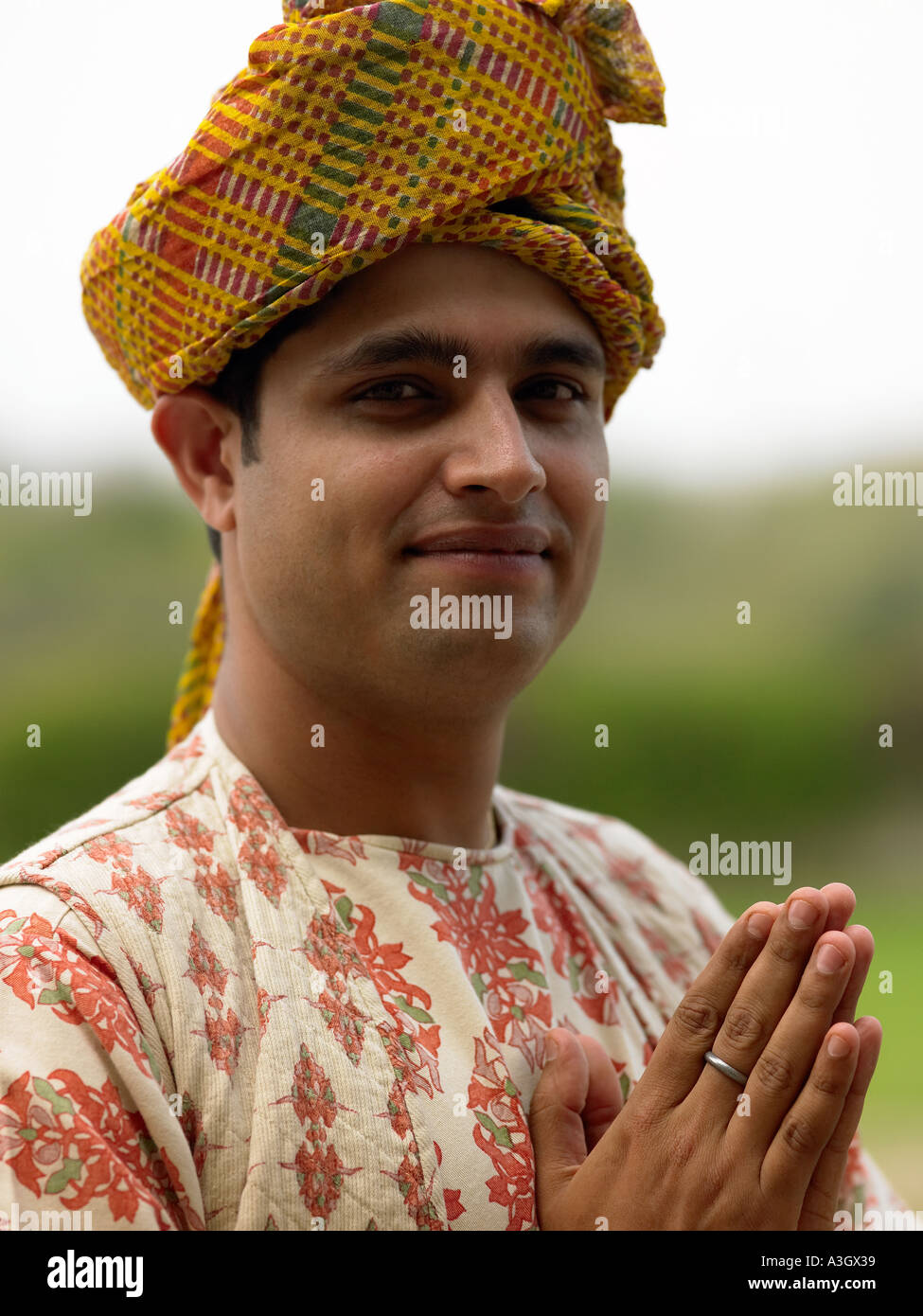 Portrait of an indian man in a turban hi-res stock photography and ...
