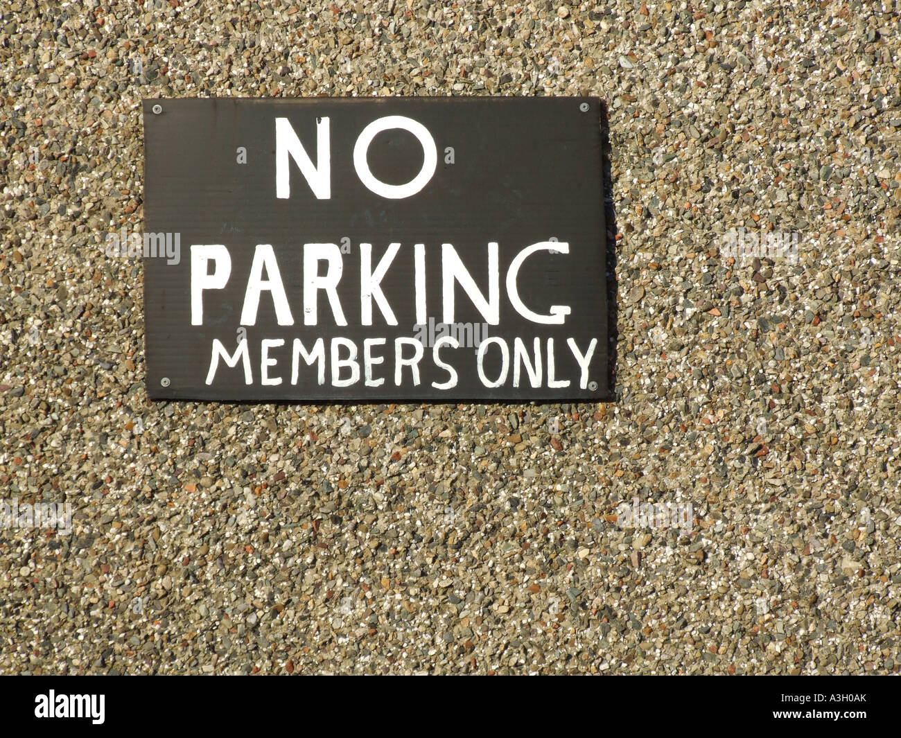 no parking members only sign on property wall Stock Photo - Alamy