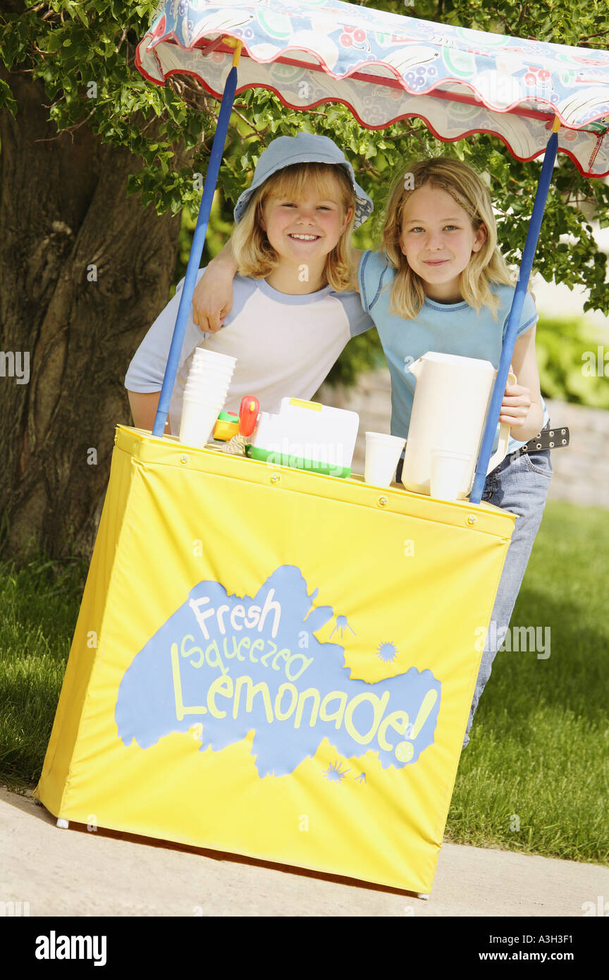 Girls' lemonade stand Stock Photo - Alamy