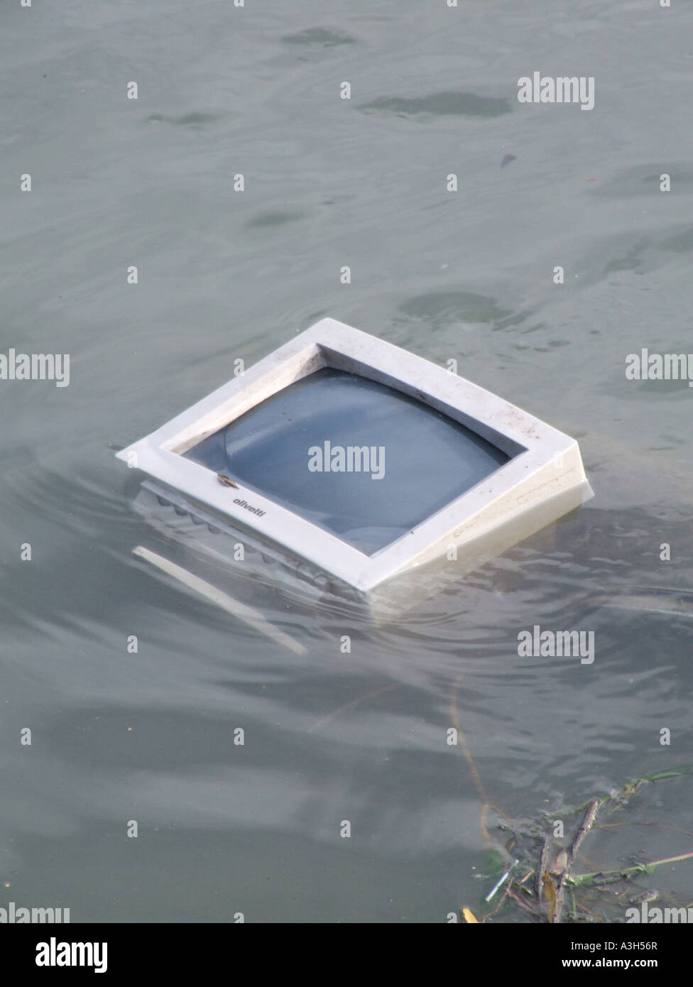old pc computer monitor dumped in river Stock Photo - Alamy