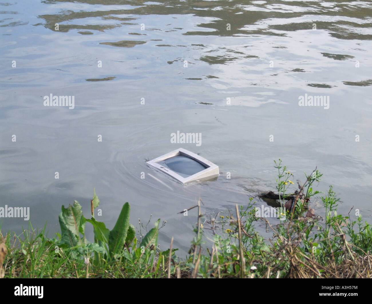 old pc computer monitor dumped in river Stock Photo - Alamy