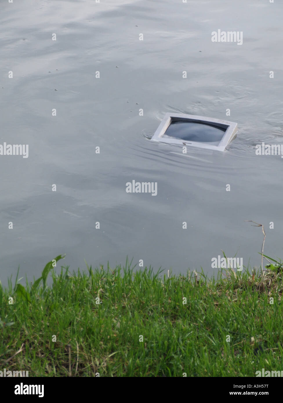 old pc computer monitor dumped in river Stock Photo - Alamy