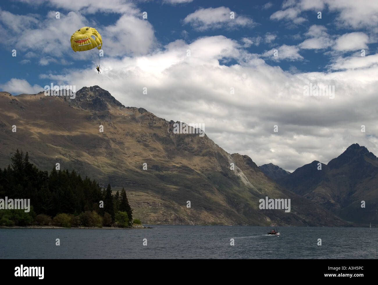 Parascending at Queenstown Stock Photo - Alamy
