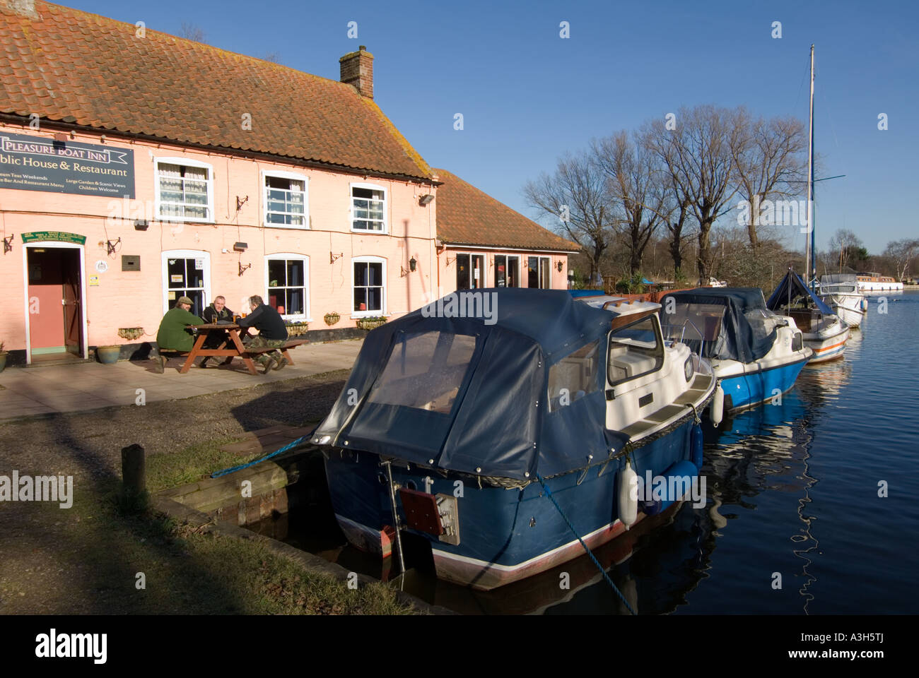 Pleasure boat inn hi-res stock photography and images - Alamy