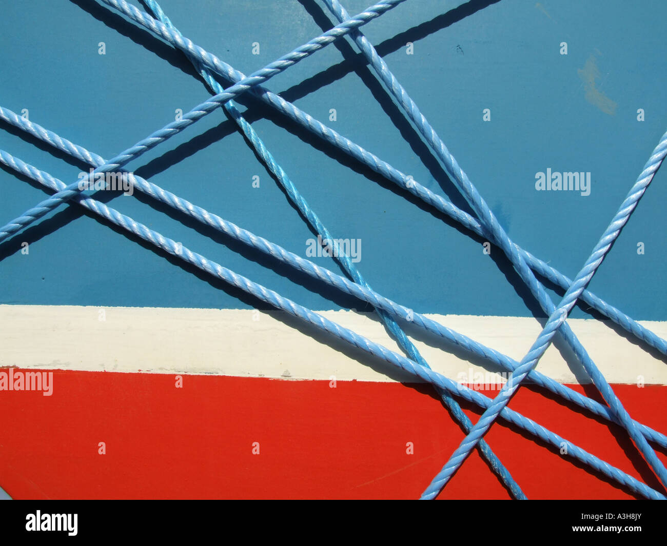 rope tied to ship's hull Stock Photo - Alamy